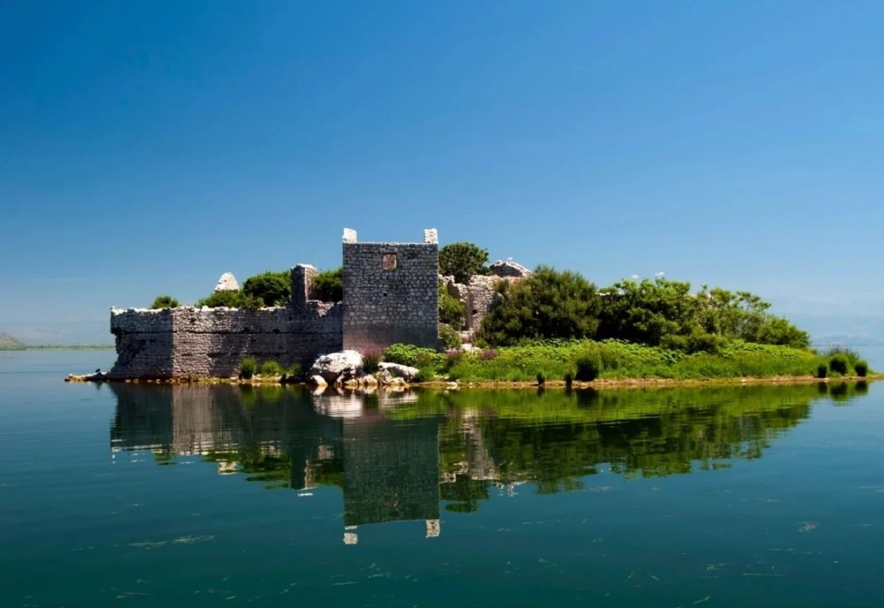 Najveće jezero na Balkanu skriva otočni zatvor iz kojeg gotovo nitko ...