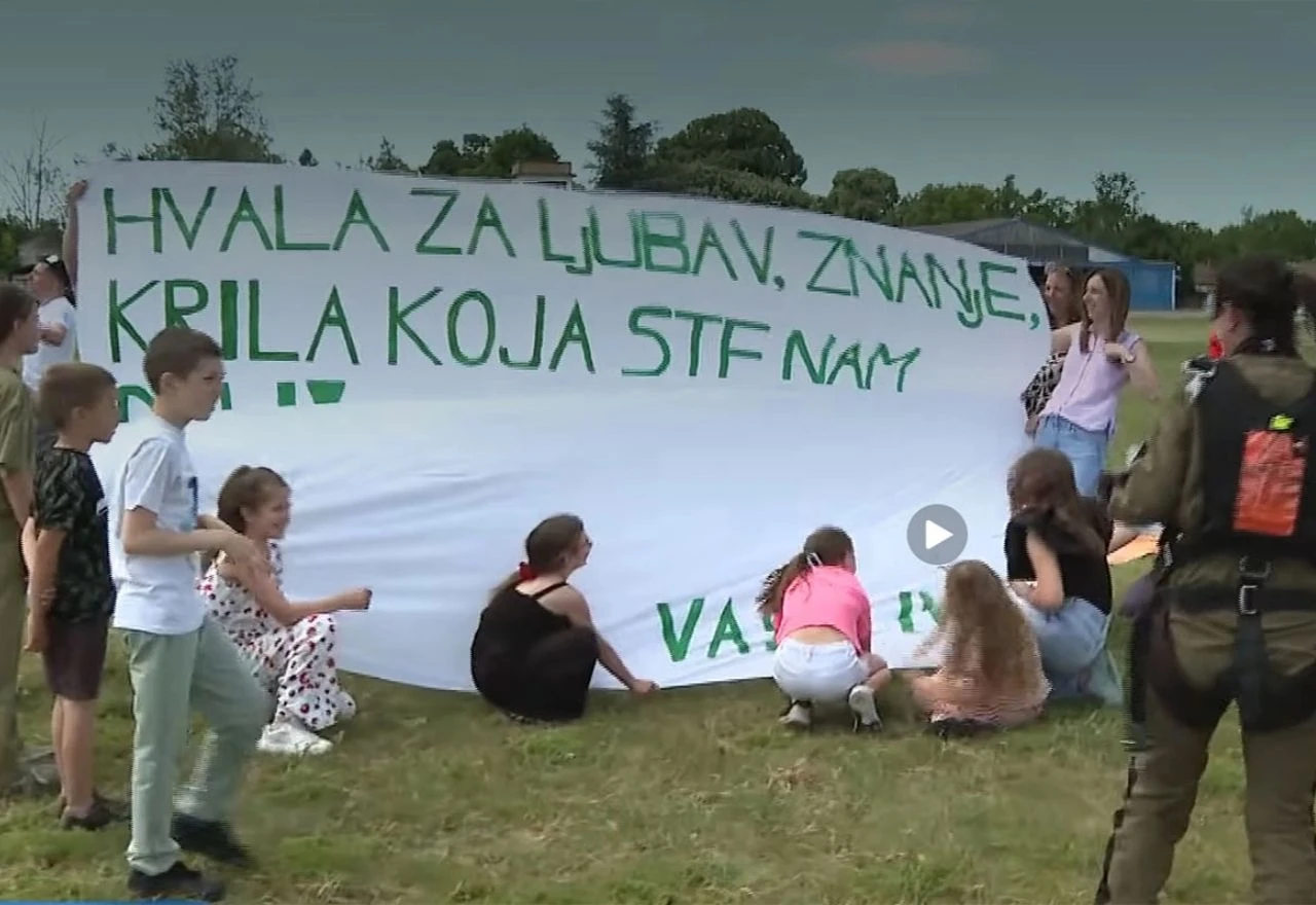 VIDEO | Dobila poklon iz snova: Učenici učiteljici platili skok padobranom