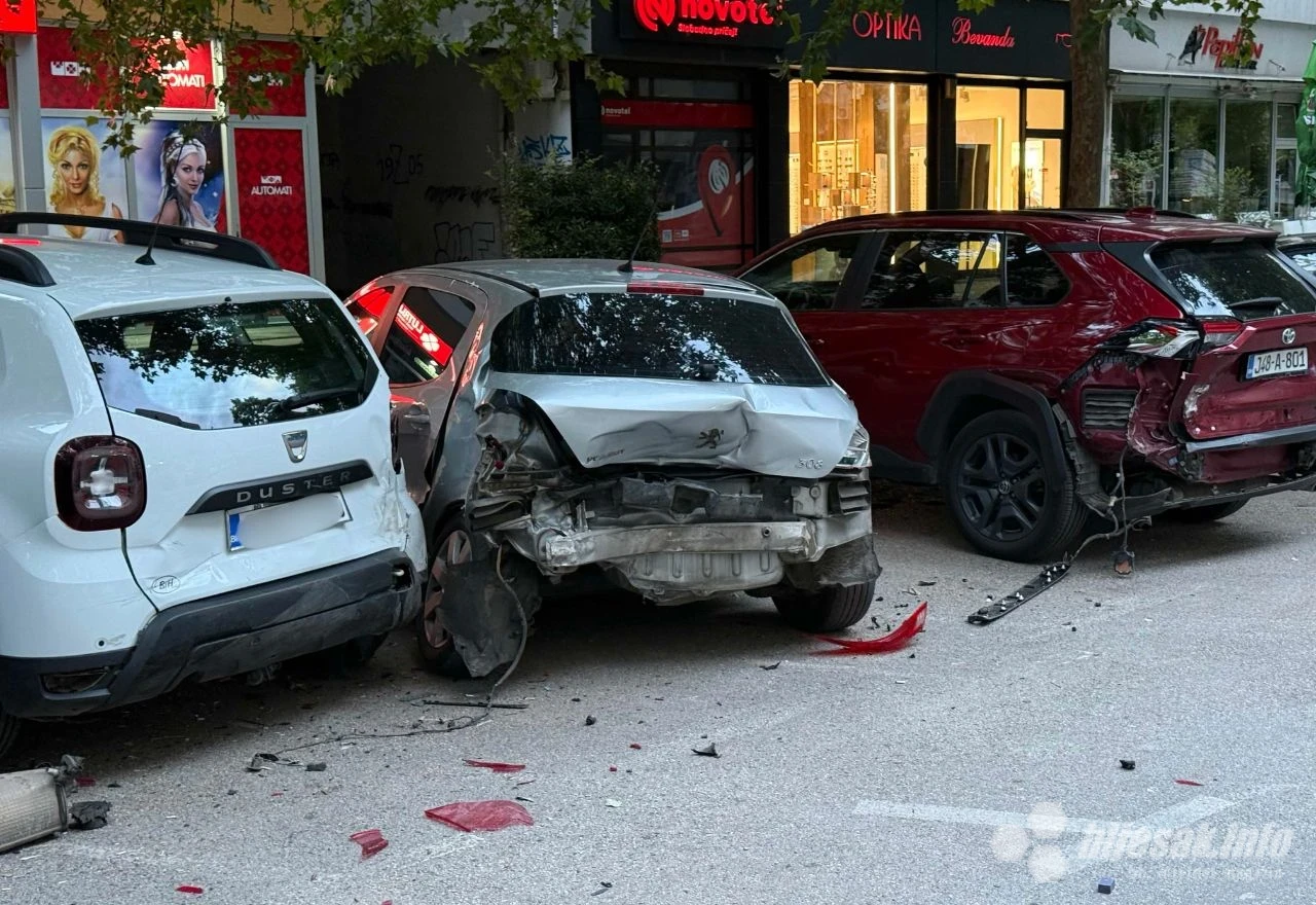 Mostar: Vozač Mercedesa završio s lakšim ozljedama, oštećeno 7 automobila