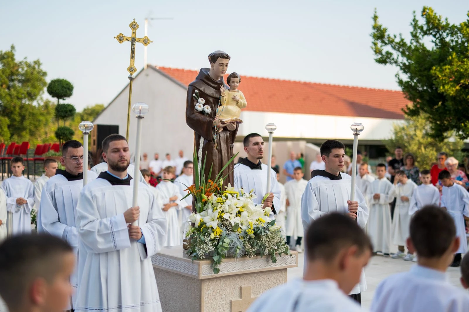 Crkva slavi omiljenog sveca: Zašto sveti Ante u ruci drži ljiljan?