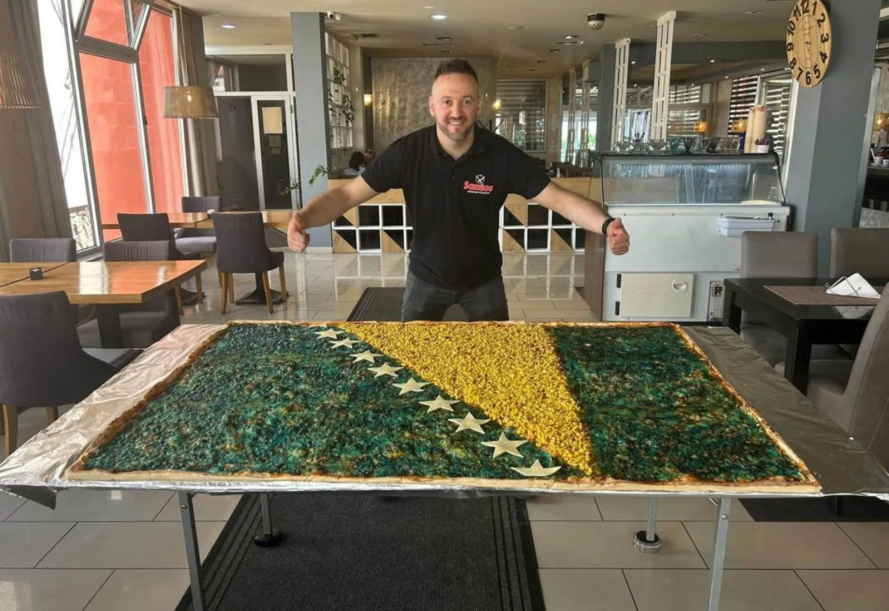 Adis napravio pizzu od 2 metra kako bi podržao Zmajeve na Svjetskom ...