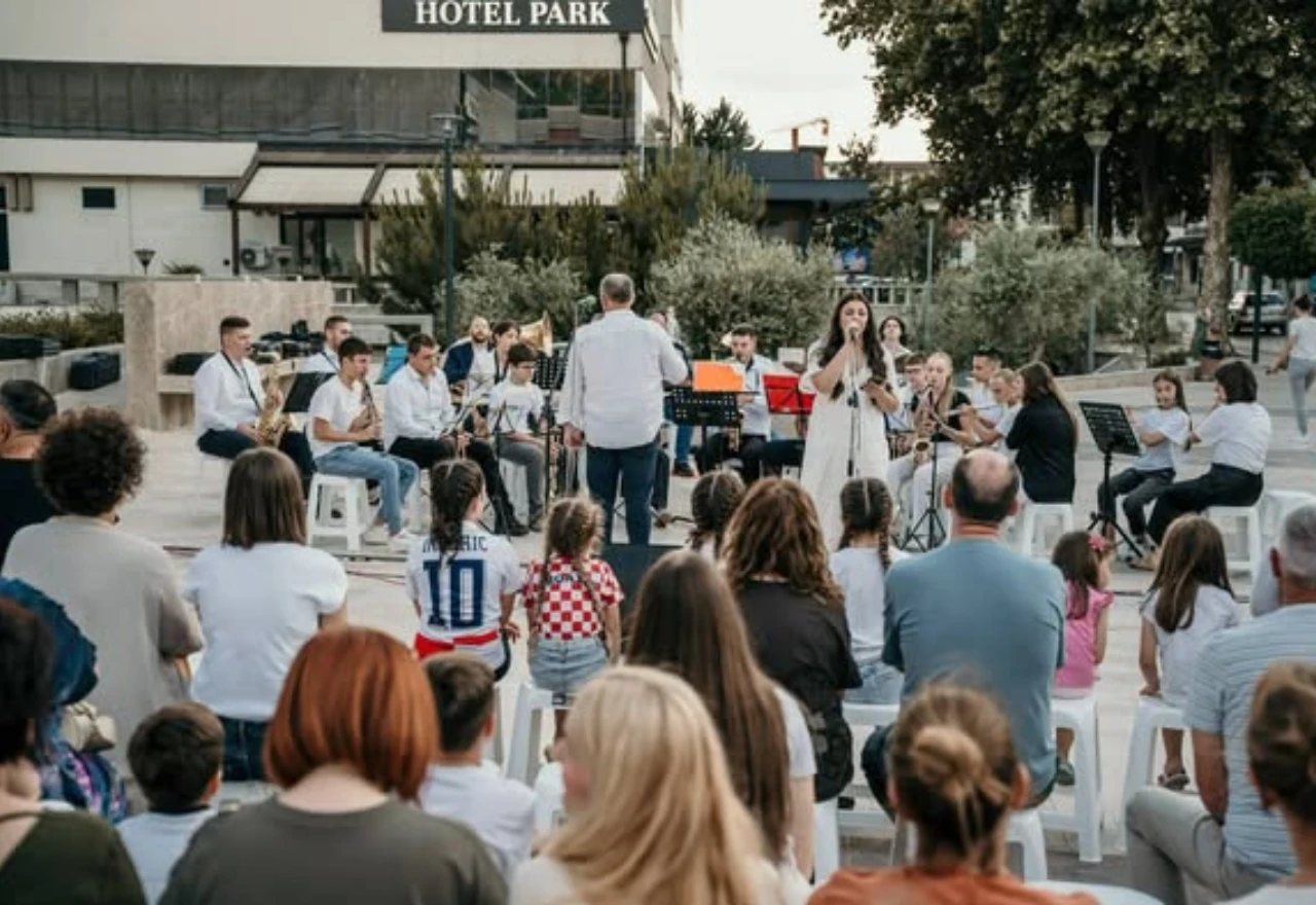 FOTO | Limena glazba okupila prolaznike u Širokom Brijegu